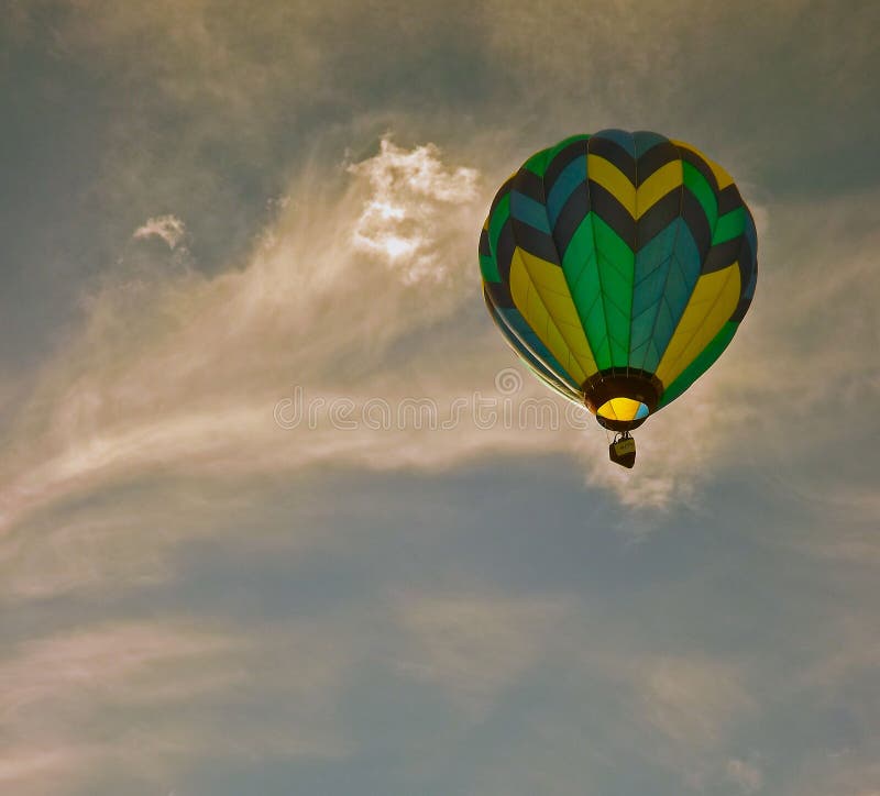 Mongolfiera Verde In Volo Contro Il Cielo Blu Immagine Stock - Immagine ...