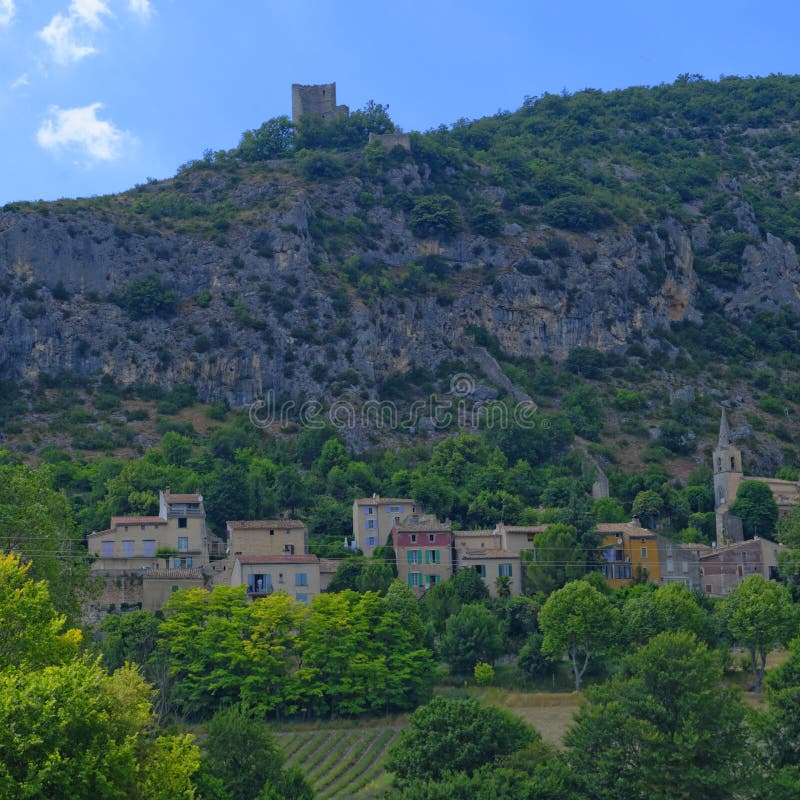 Monieux, de Provence stock afbeelding. Image of rotsachtig - 42363433