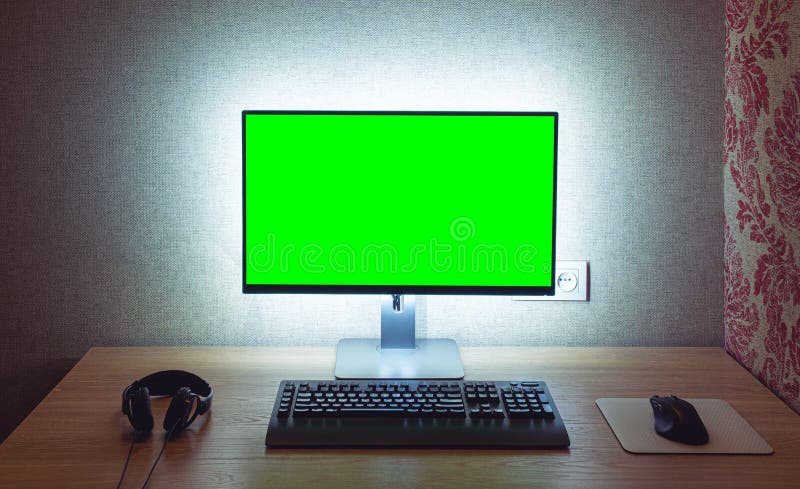 Monitor En Blanco Con Mouse Y Teclado Foto de archivo - Imagen de ...