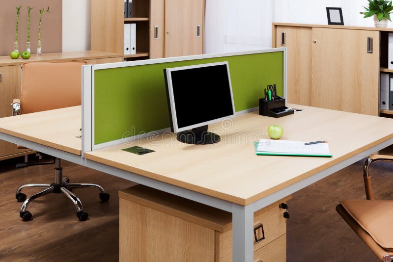 Monitor en un escritorio foto de archivo. Imagen de interior - 24241266