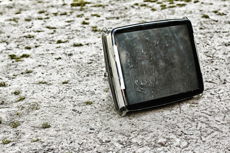 TV Antigua Con Monitor Roto Imagen de archivo - Imagen de grietas, roto ...