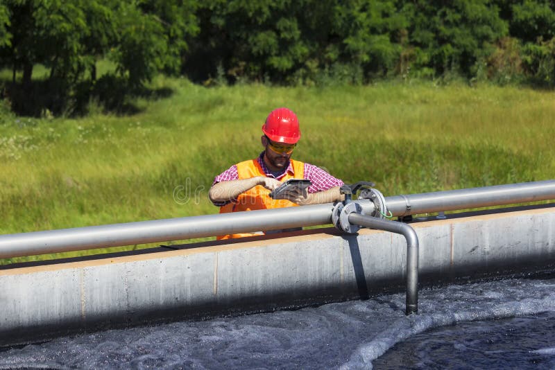 Monitoreo Del Proceso De Filtrado Del Agua Imagen de archivo - Imagen ...