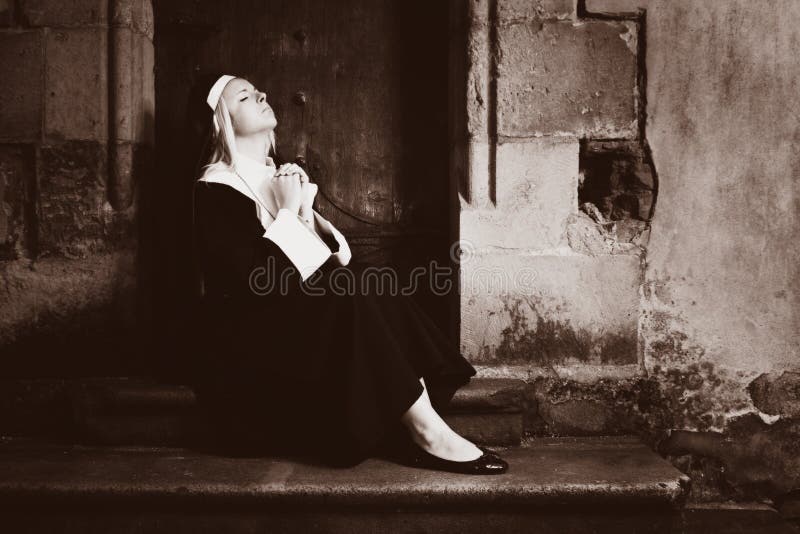 Monja Praying foto de archivo. Imagen de exterior, traje - 41421578