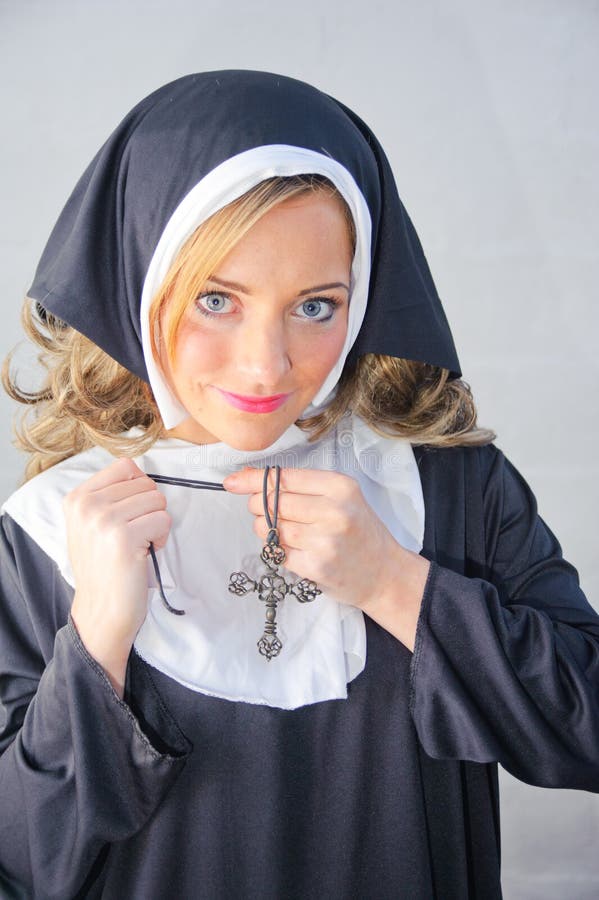 Monja Que Pone En Cruz Cristiana Imagen de archivo - Imagen de feliz ...