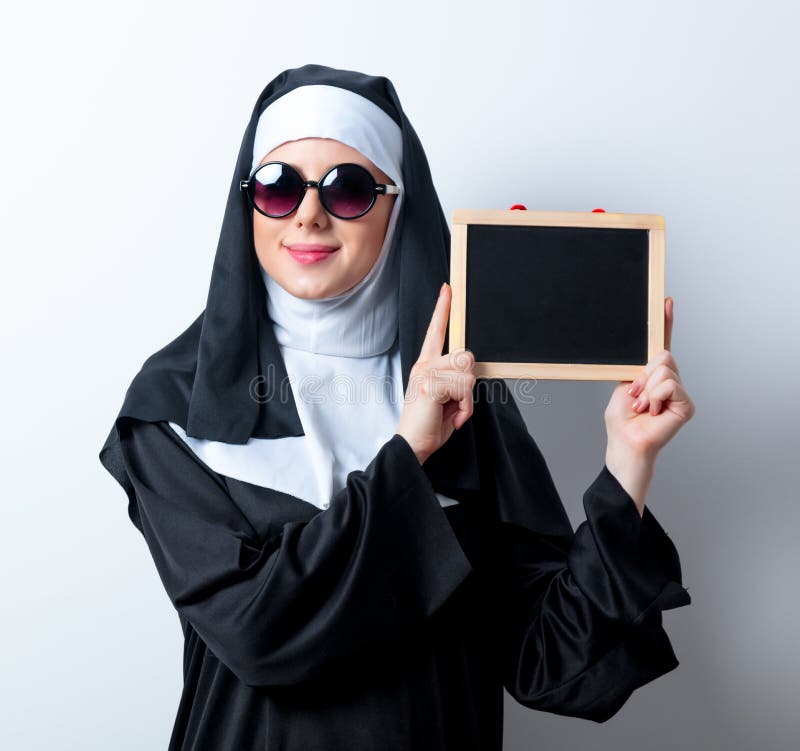 Monja Joven Fotos De Stock - Descarga 2,535 Fotos Libres de Derechos