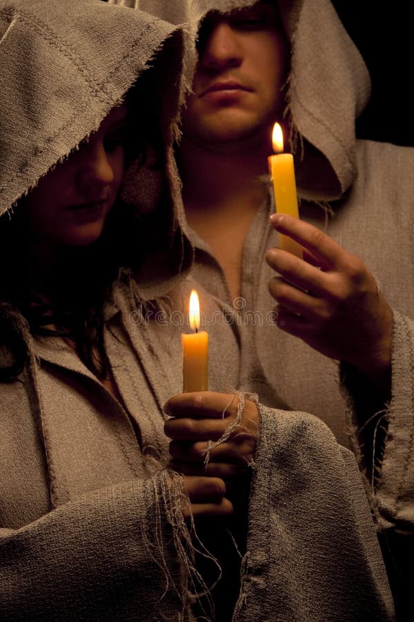 Monja Y Monje Praing Con Las Velas Foto de archivo - Imagen de ...