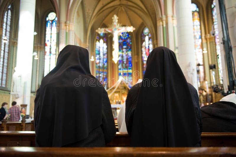Monjas rezando imagen de archivo. Imagen de cruz, altar - 27401685