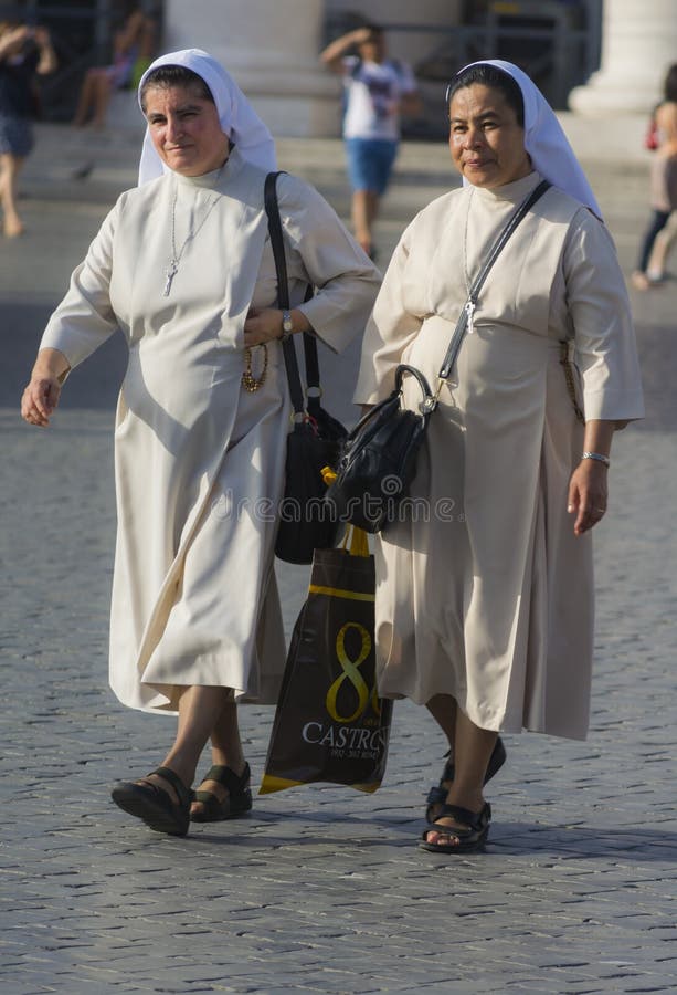 Monjas Con Los Hábitos Blancos Fotografía editorial - Imagen de ...