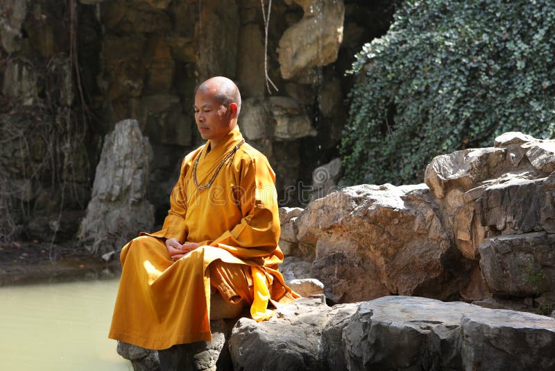 Monje budista in China imagen editorial. Imagen de simbolice - 98171560