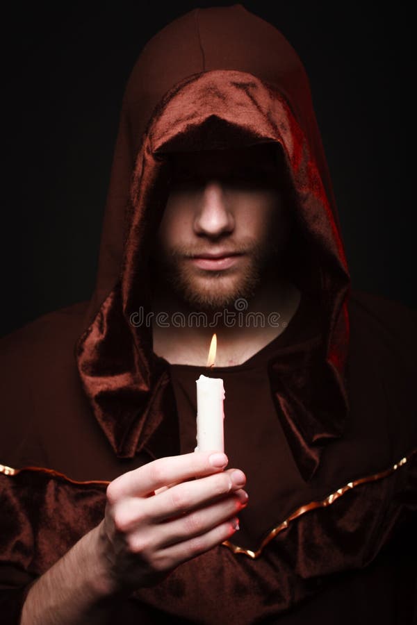 Monje católico misterioso imagen de archivo. Imagen de sombras - 39308755