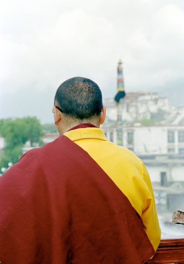 Ruedas De Un Rezo De Torneado Del Monje Tibetano Imagen de archivo ...