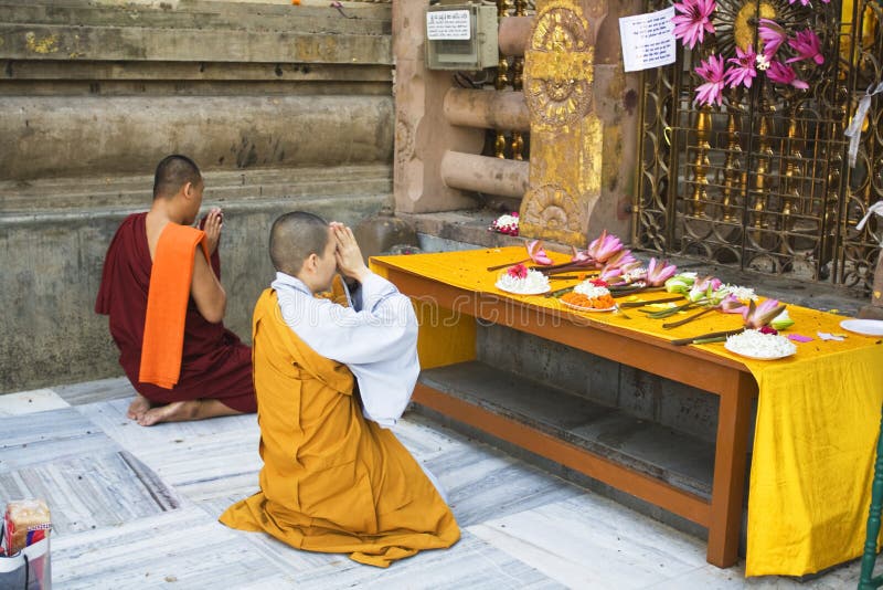Monje Y Monja En El árbol De Bodhi, Bodhgaya Foto editorial - Imagen de ... Monje Y Monja En El árbol De Bodhi, Bodhgaya Foto editorial - Imagen de ...
