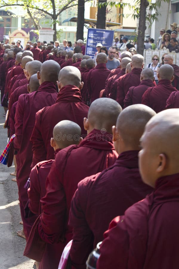 Monjes En Fila: Monasterio De Mahagandayon Imagen editorial - Imagen de ...