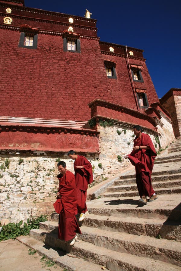 Monjes tibetanos foto de archivo editorial. Imagen de lhasa - 16353463