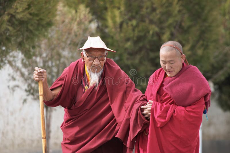 Monjes tibetanos fotografía editorial. Imagen de mantra - 4964697