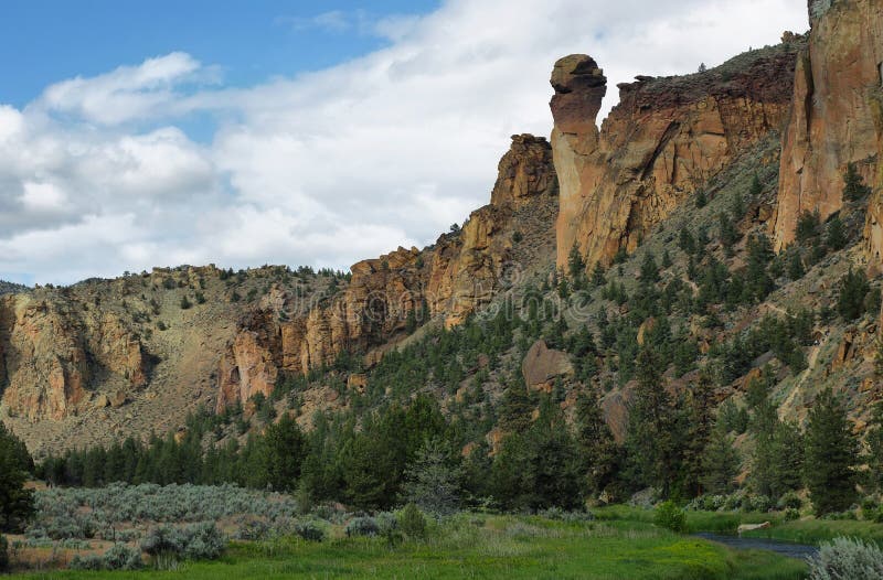 Monkey Face, Smith Rock Park Stock Photo - Image of nature, blue: 78944456