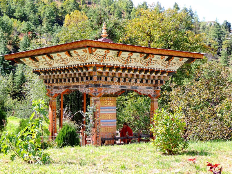 Monnik Het Draaien Gebedwiel in Simtokha Dzong in Bhutan Redactionele ... Monnik Het Draaien Gebedwiel in Simtokha Dzong in Bhutan Redactionele ...