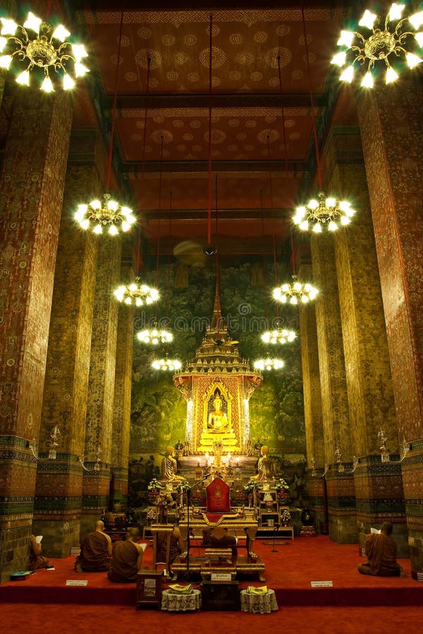 Monniken Die in Boeddhistische Kerk Bidden Stock Foto - Image of rust ...