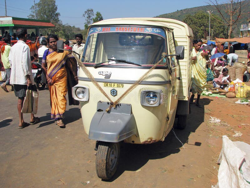 Carrito Auto Indio De Piaggio Del Mono Foto de archivo editorial ...