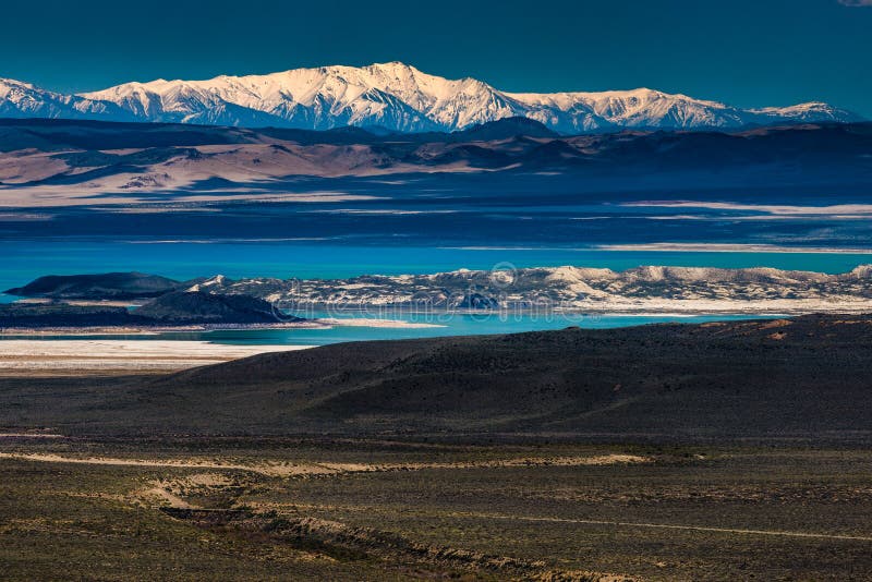 Monomeer Met Sierra Nevada Op De Achtergrond Stock Afbeelding - Image ...