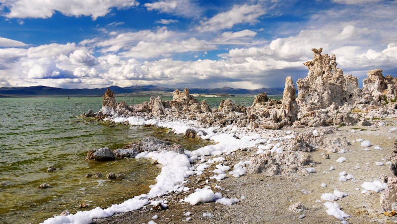 Tufa Spitsen Die Uit Monomeer, Californië Toenemen Stock Foto - Image ...