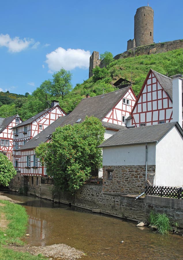 Monreal dans l'eifel image stock. Image du montagnes - 22882617
