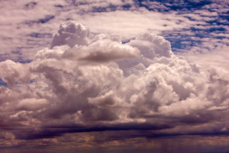 Il Monsone Enorme Si Appanna Nell'inverno Sopra Le Montagne Innevate Di ...