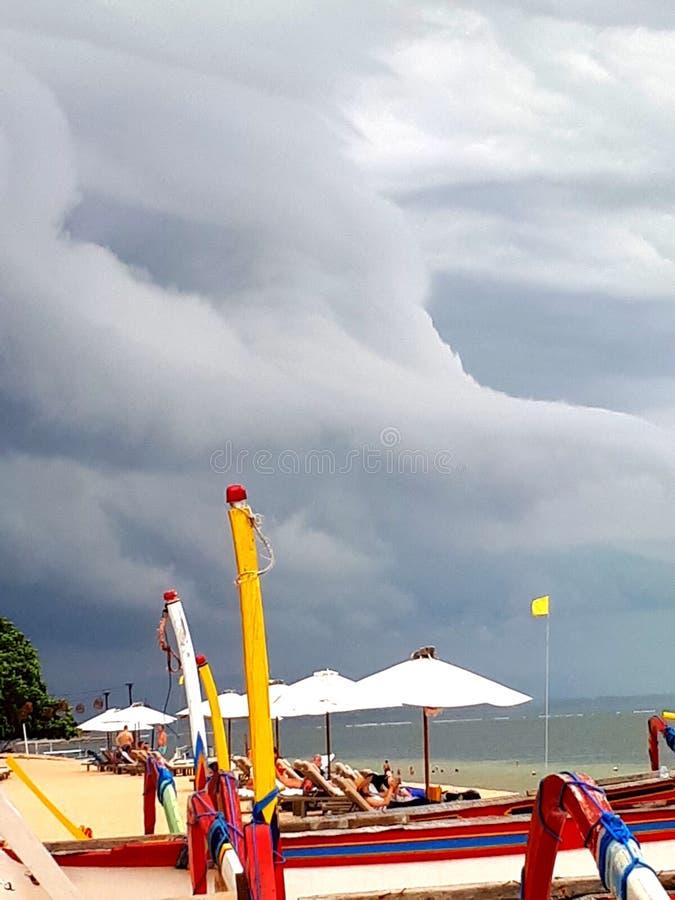 Monster cloud coming editorial photography. Image of naturephotography ...