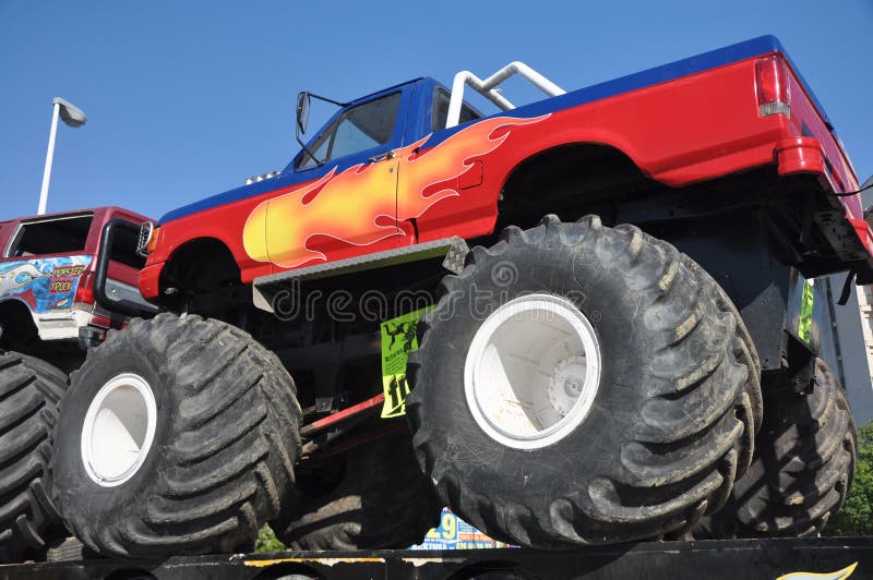 BackDraft Monster Truck editorial photography. Image of teams - 8588392