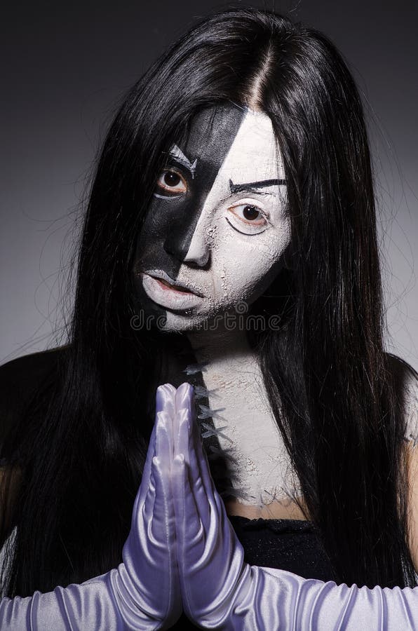 Monstre Effrayant Avec La Faux D'isolement Photo stock - Image du ...