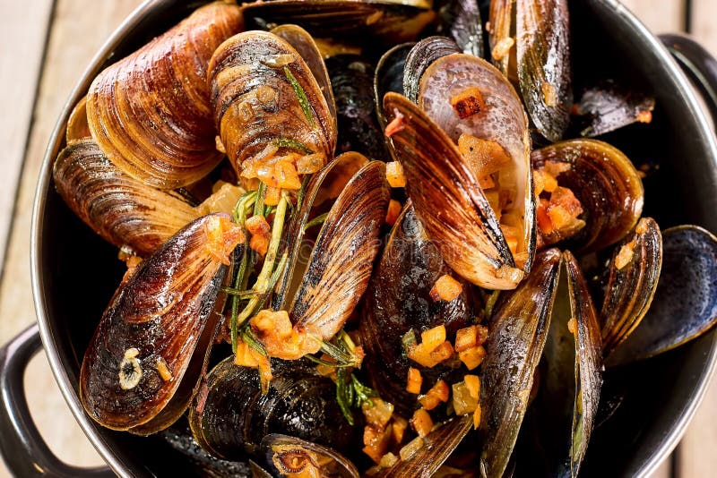 Mexilhão Cozinhado E Aberto Foto de Stock - Imagem de seafood, fine ...