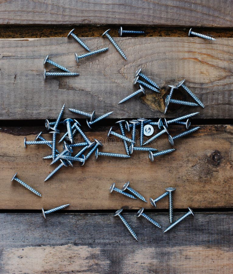 Montón Del Tornillo En Fondo De Madera Imagen de archivo - Imagen de ...