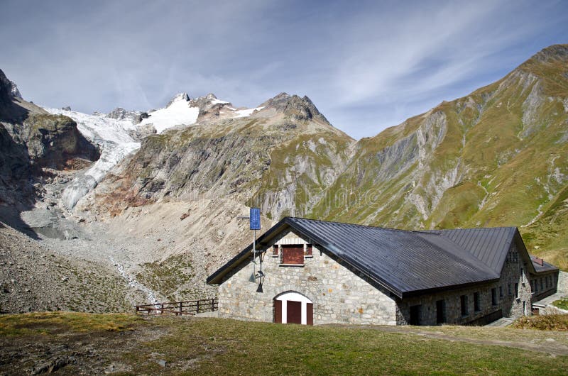 Mont Blanc refuge hut stock photo. Image of snow, mountain - 26786022
