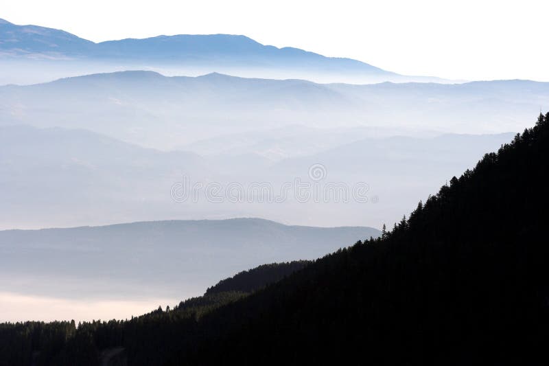 Montaña brumosa imagen de archivo. Imagen de canto, colina - 11308979
