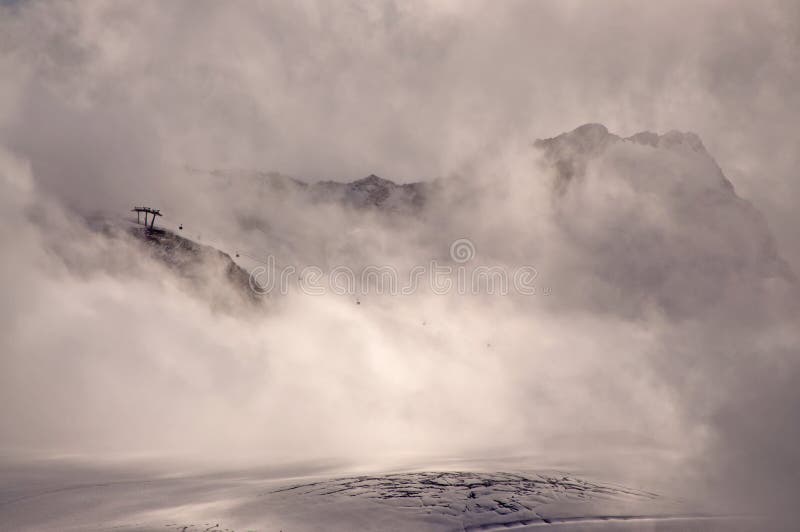 Montaña brumosa imagen de archivo. Imagen de cresta, misterioso - 44079587