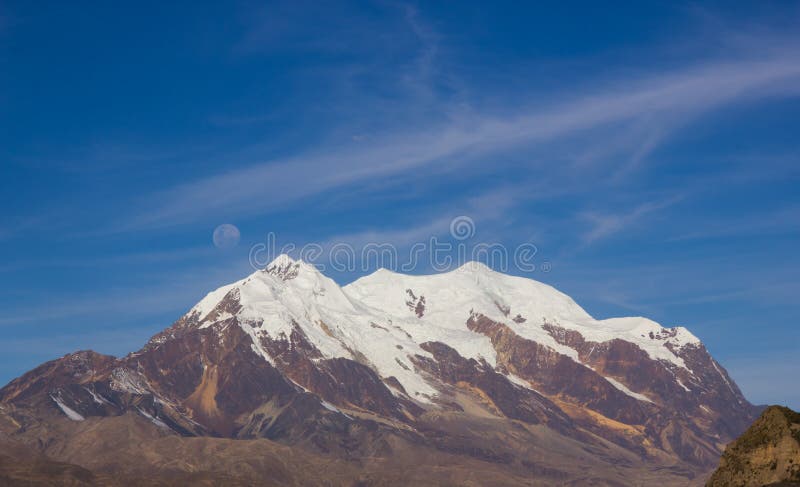 Montaña De Illimani Y Luna Llena Foto de archivo - Imagen de celaje ...