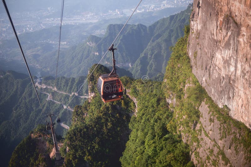 TIANMEN, CHINA - 10 De Mayo De 2017: Cueva De Tianmen En El Parque ...