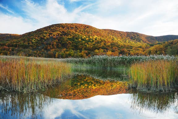 Montaña del lago foto de archivo. Imagen de anaranjado - 11525552