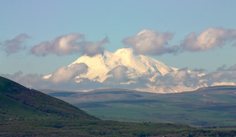 Monte Elbrus imagen de archivo. Imagen de belleza, fondo - 24473595