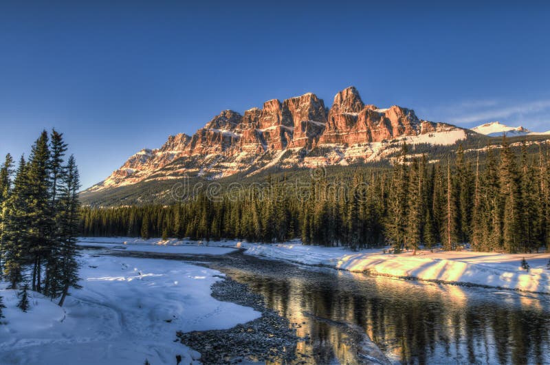 Montaña Castle Scénica imagen de archivo. Imagen de rocas - 39171147