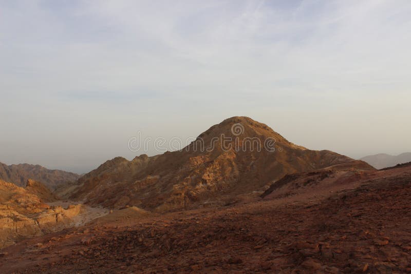 Montañas secas de Eilat imagen de archivo. Imagen de color - 73490131