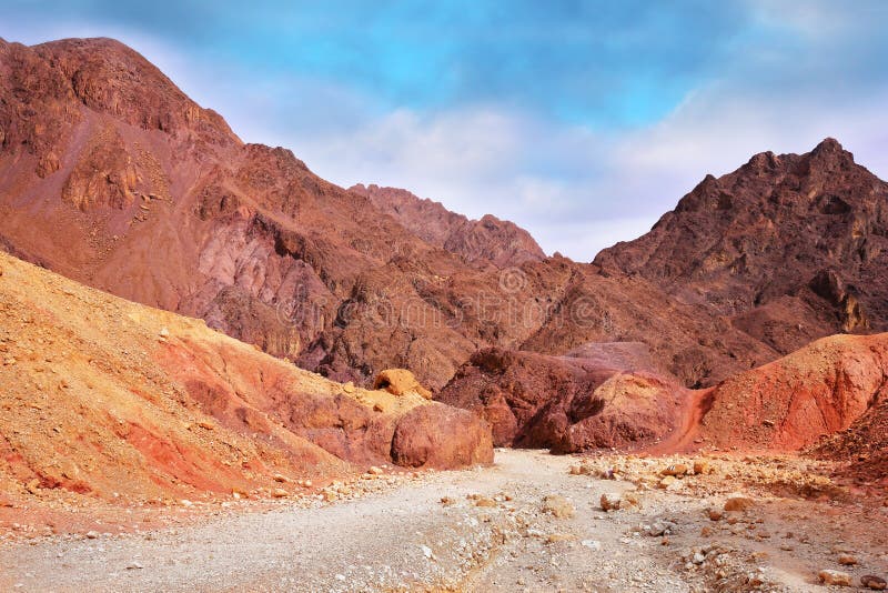 Montañas secas de Eilat imagen de archivo. Imagen de color - 73490131