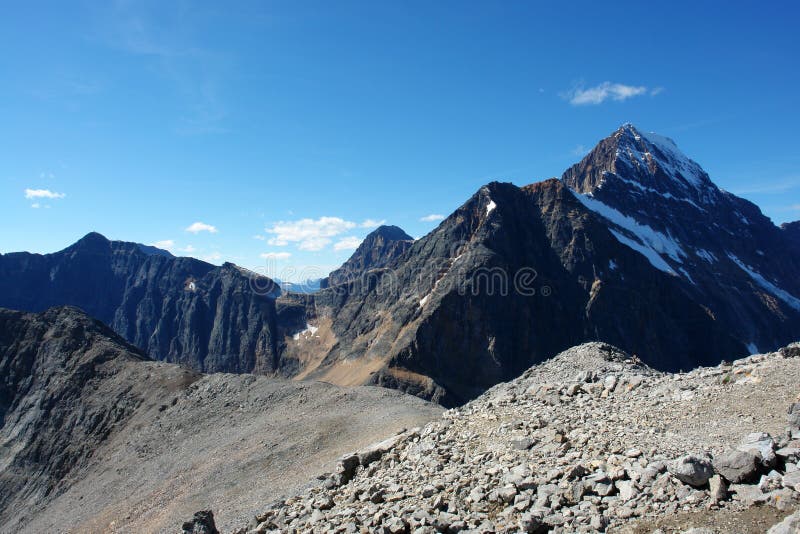 Montañas rocosas foto de archivo. Imagen de jaspe, acantilados - 5115396