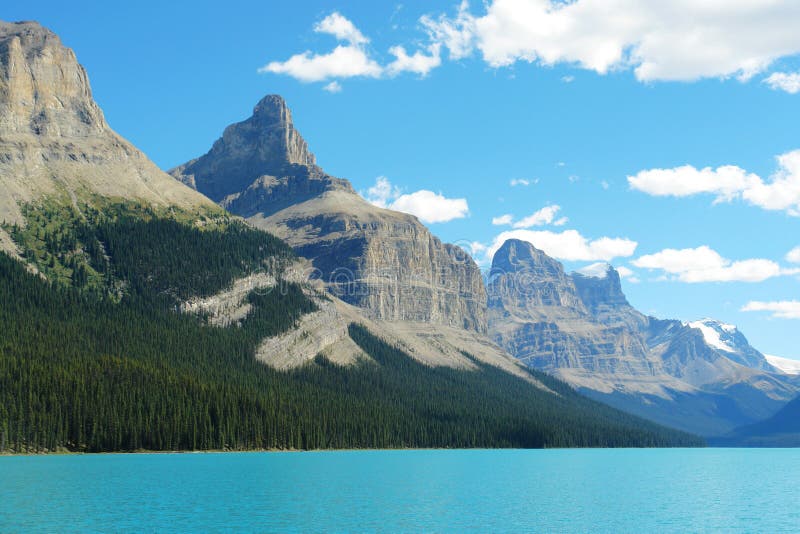 Montaña triangular imagen de archivo. Imagen de rocoso - 11552087