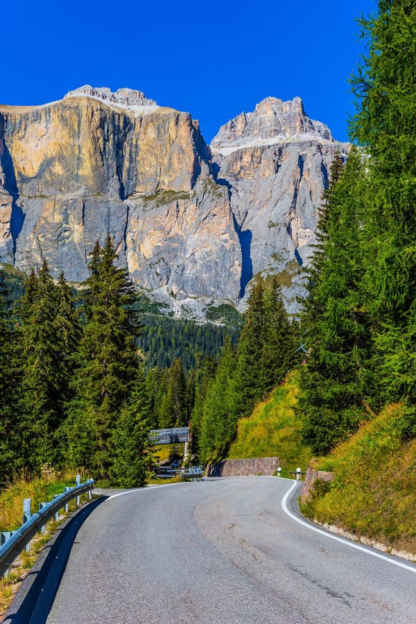 Montañas Y Rocas Blancas Majestuosas Imagen de archivo - Imagen de ...