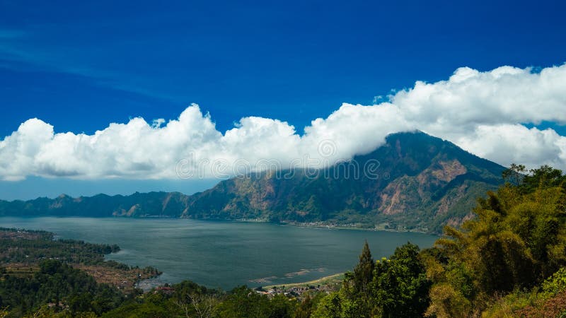 Lago Batur Em Bali Com Barcos De Pesca Tradicionais Em Primeiro Plano ...