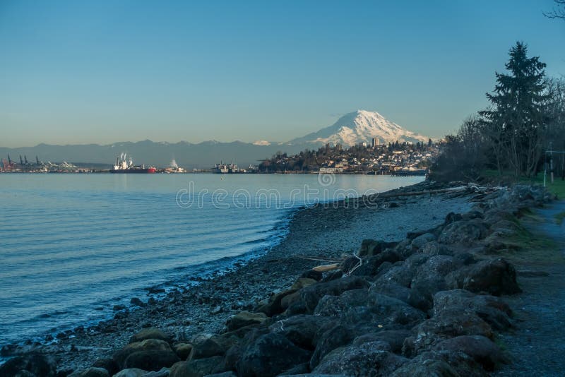 Montagem Rainier Seen from Ruston, Washington Foto de Stock - Imagem de ...