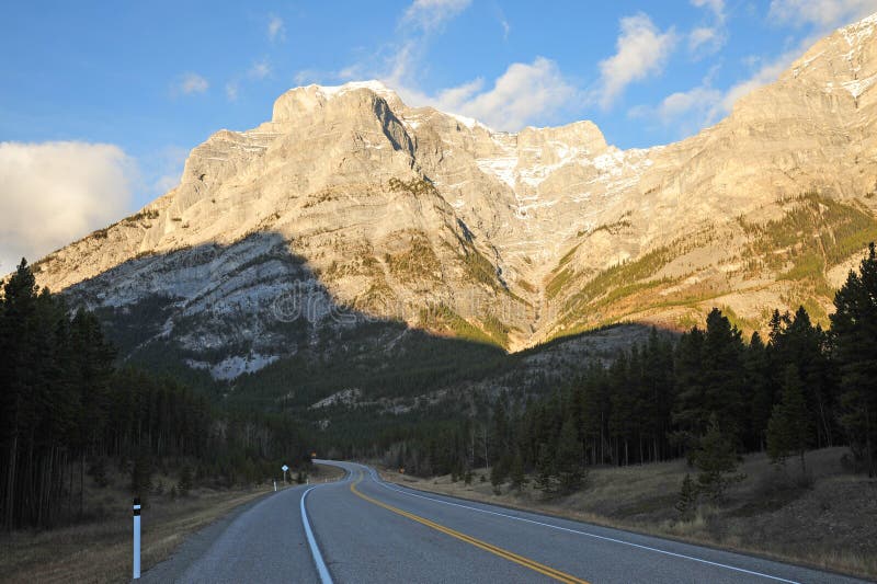 Montagna E Strada Principale Di Mattina Fotografia Stock - Immagine di ...