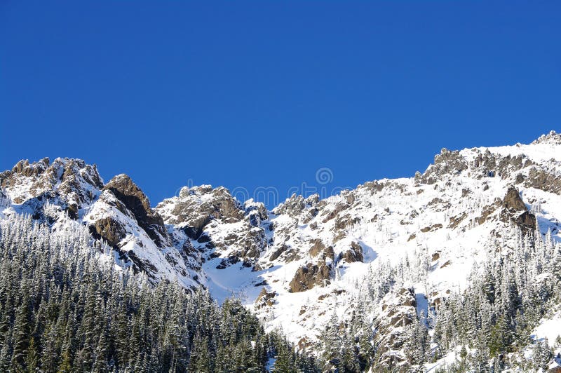 Montagna innevata immagine stock. Immagine di montagne - 12665279