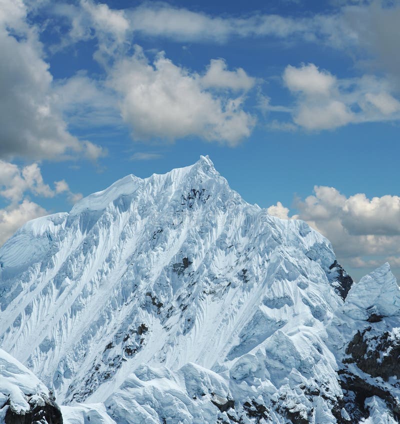 Montagna innevata immagine stock. Immagine di congelare - 3166787